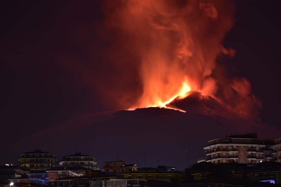Nuova spettacolare eruzione dell’Etna: fontane di lava e nube alta chilometri [VIDEO e FOTO ...