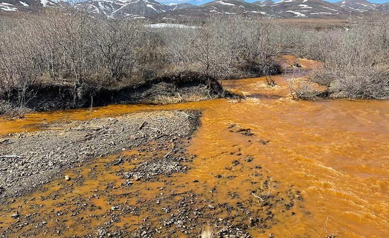 In Alaska i fiumi stanno diventando arancioni: è colpa della crisi ...